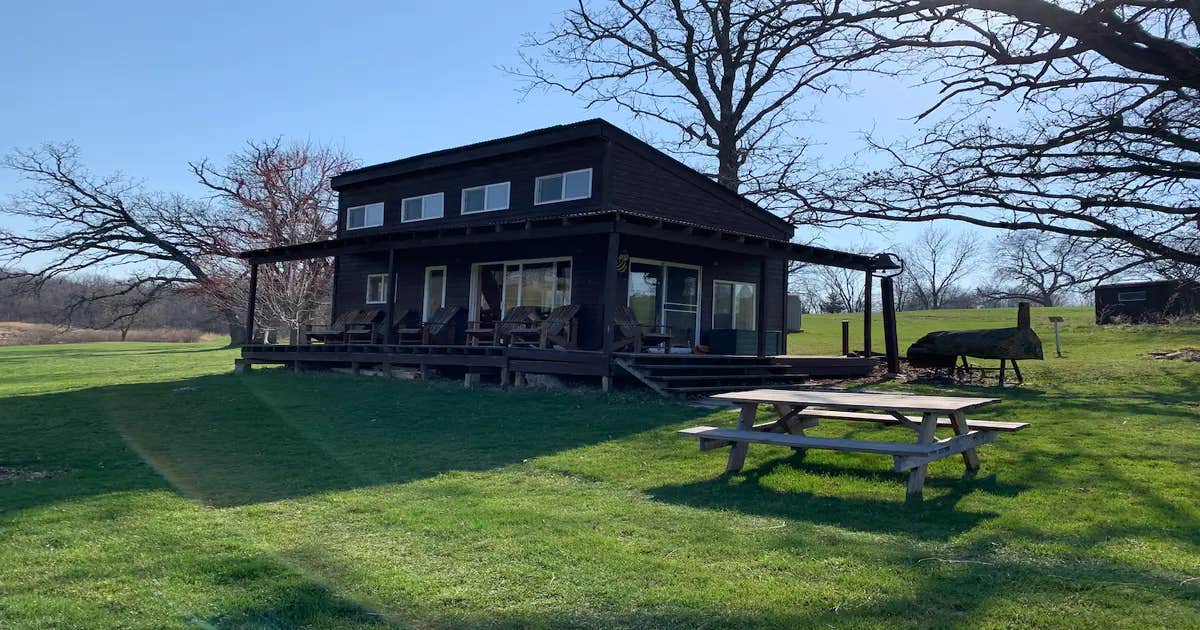 Waterfront Cabin | Carlisle, Iowa