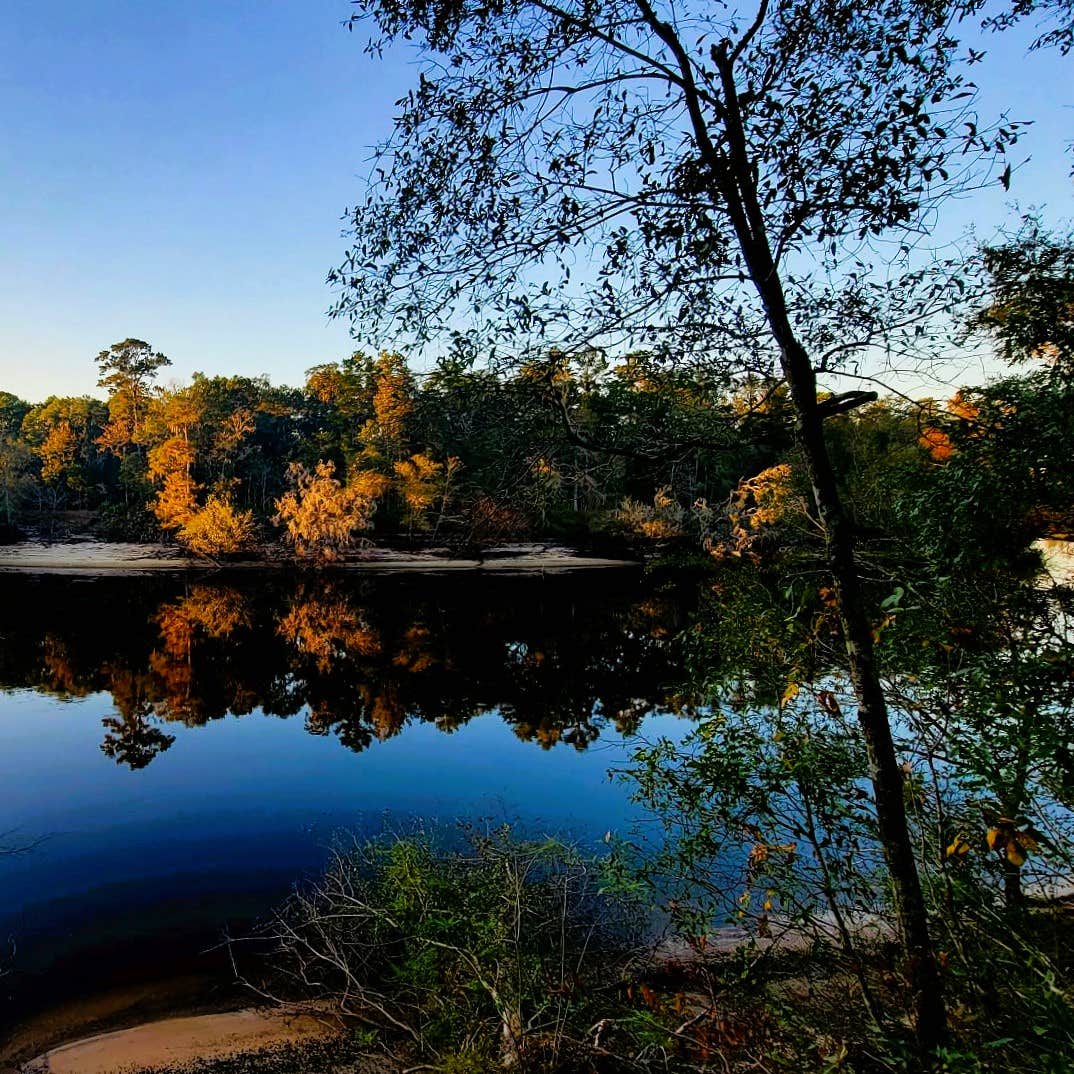 The Hatch Bend Hideaway an Exclusive RV / Travel Trailer Place Camping ...