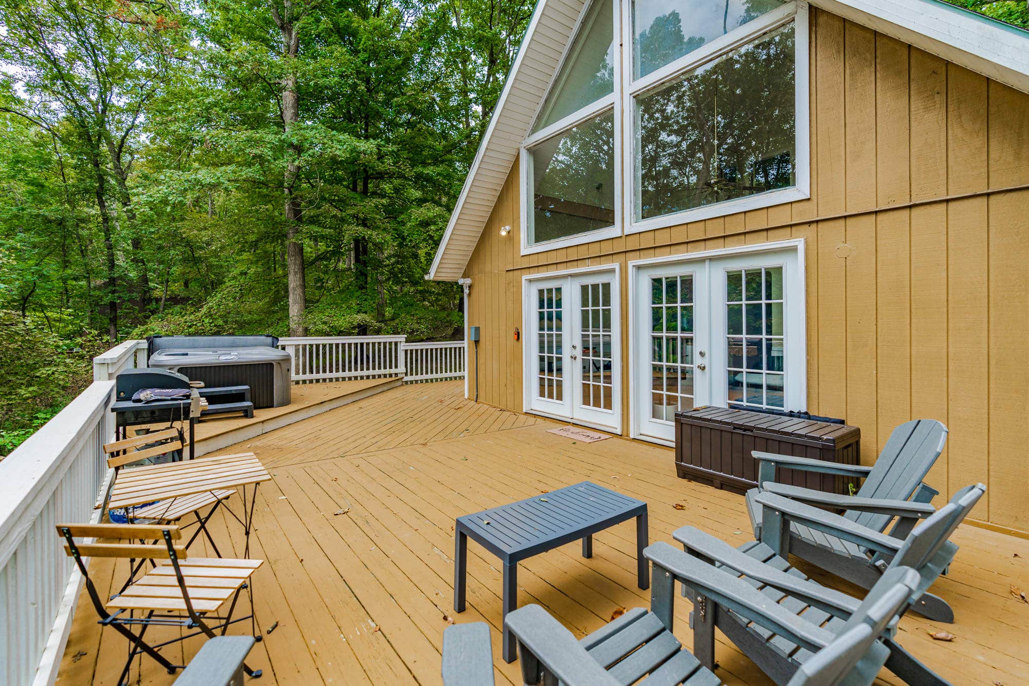 Modern Chalet Cabin w Hot Tub, Fire Pit, Huge Deck | Gerrardstown, WV