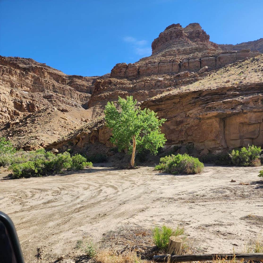 Woodside Lower Price River Road Dispersed Camping | Green River, Utah